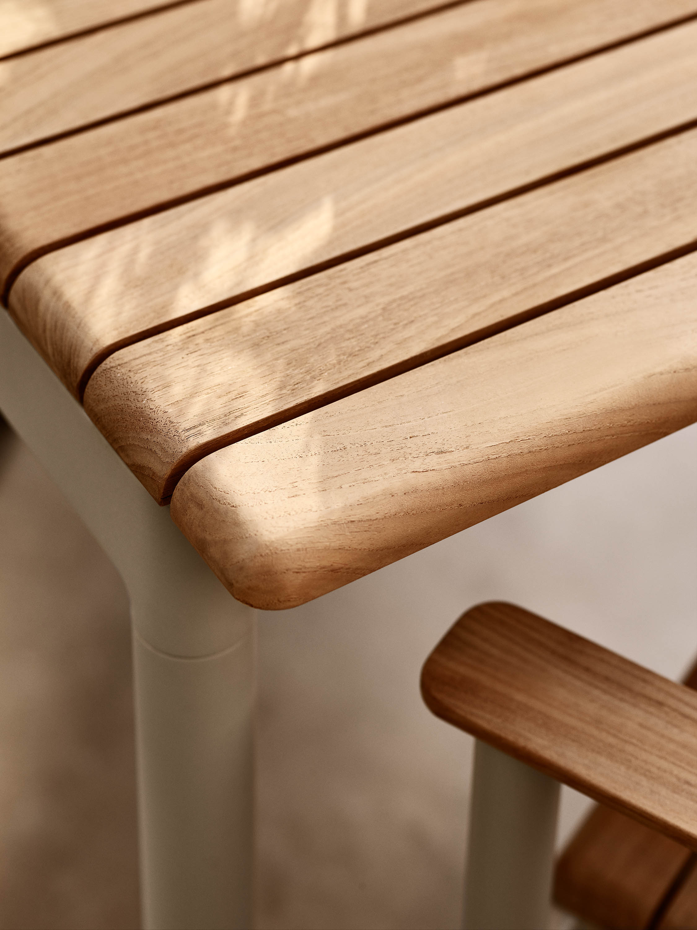 virkelyst-table-high-teak-fsc-100percent